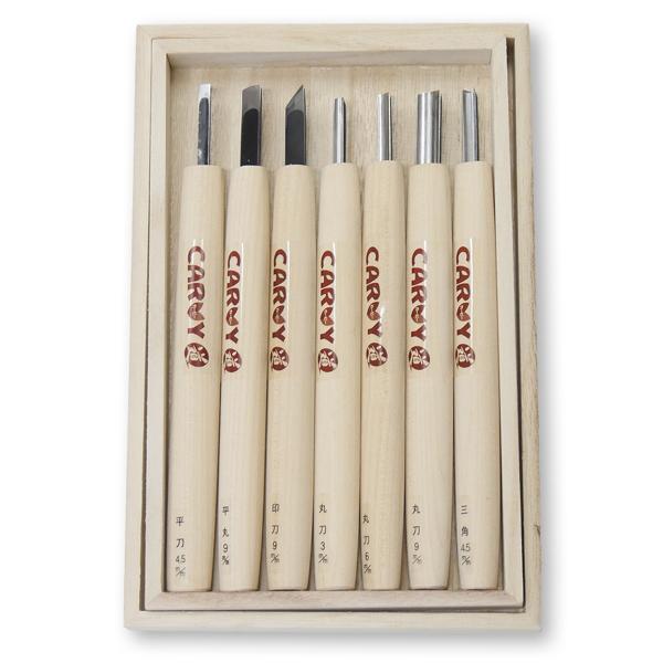 平刀4.5、平丸9、印刀9、丸刀3／6／9、三角4.5(mm)刃先：刃物鋼青紙2号 鋼付柄：シラカバ全長170〜175mm、柄の長さ145mm刃先キャップ、桐箱付き 二層鋼・完全刃付けで切れ味爽快。繰り返し研げば長年使えます。小学生の最初の...