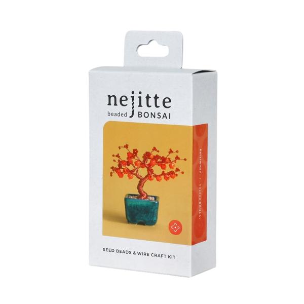 完成サイズ：タテ約6.5〜9.5cm×ヨコ約5〜7.5cmセット内容：ビーズ、ワイヤー、粘土、砂利、鉢、説明書原材料：ガラス、真鍮（または銅）、油粘土、石、陶器必要な道具：はさみ、ものさしビーズを通したワイヤーをねじって、小さな盆栽をつくる...