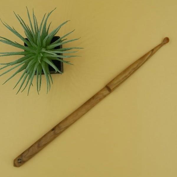 品名：木製耳かき材料：オリーブ特徴：1.木には「しない」が無いので、耳かきの力が先端のスプーン部でも同じ力で使用ができ、過重負荷がかかり難い。⇒　外耳を痛める事の軽減2.耳かき外径を持ち易いようなデザインを採用し、見た目にもカッコいい形状に...