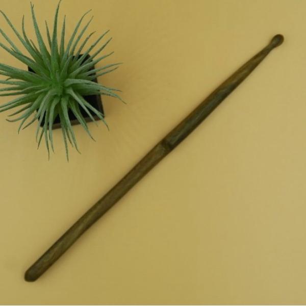 品名：木製耳かき材料：パロサント特徴：1.木には「しない」が無いので、耳かきの力が先端のスプーン部でも同じ力で使用ができ、過重負荷がかかり難い。⇒　外耳を痛める事の軽減2.耳かき外径を持ち易いようなデザインを採用し、見た目にもカッコいい形状...