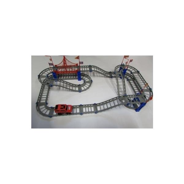 電動カー(単三電池1本必要)がレールの上を走ります。線路は、82piesの部品を組み合わせて完成です。カー本体のお色は、黄色または赤色です。指定する事ができません。線路の大きさは、　65cm×32cmです。カー本体に入れる電池(単三1本)は...