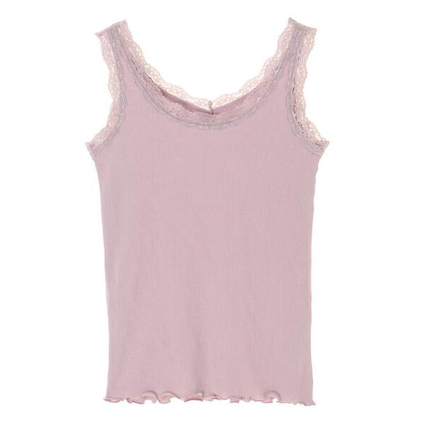 縁取りの繊細なレースや裾のメロウフリルが甘さをプラスするキャミソールボディラインにフィットするリブ地で、すっきりと着こなせるのも魅力的なポイントメイン使いはもちろんインナーとしてなど様々なコーディネートに活躍してくれますサイズ:F （身幅6...