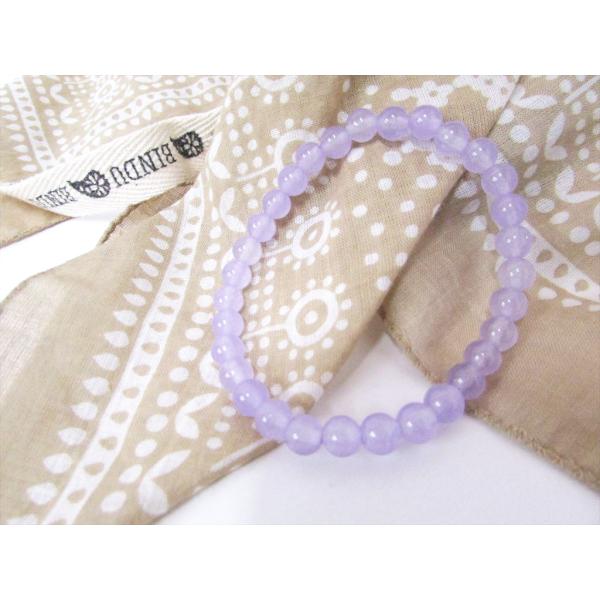 女性に人気のあるパワーストーンの一つ、カルセドニーブレスレット☆天然の風合いを持った半透明の可愛いすみれ色が目を引きく美しいビーズです。カルセドニーは、日本名では玉髄といわれ、幸運を育むパワーストーンとして有名です。アゲートはカルセドニーの...