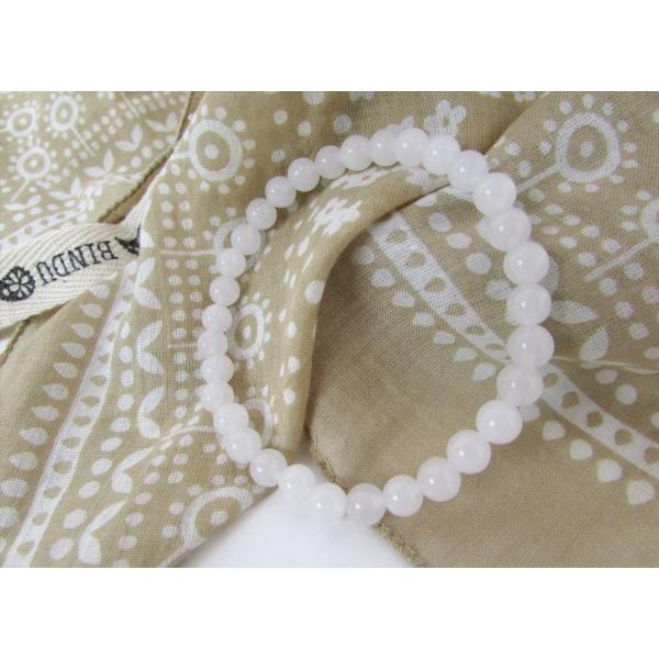半透明な白がさりげなくおしゃれを引き立ててくれるカルセドニーブレスレット☆カルセドニーは、日本名では玉髄といわれ、幸運を育むパワーストーンとして有名です。アゲートはカルセドニーの変種で、和名を瑪瑙（メノウ）といい、仏教でも珍重されました。古...