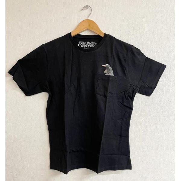 インナー使いで個性的な印象をプラスしてくれるスーサイドスクワッドクルーネックTシャツ二フラーデザイン生地の厚みは普通〜やや厚めなのでTシャツの形が崩れにくく、伸縮性が良く着心地抜群ですサイズ：フリーサイズ　平置き測定・身幅 約50cm　着丈...