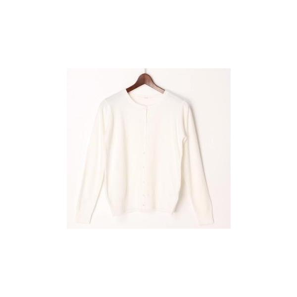 表面感のあるドビードットで、豊かな表情が加わったカーディガンベーシックなクルーネック、バランスの取りやすいコンパクト丈フロント釦を閉じてプルオーバー風な着回しアレンジも楽しめます素材　レーヨン50% ポリエステル28% ナイロン22% サイ...