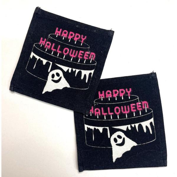 手軽にハロウィン気分を味わえるコースターですグラスに敷いて汚れ防止に＊海外生産となるため縫製や糸処理の甘さ等はご容赦ください素材：綿・ポリエステルサイズ：約11×11cm