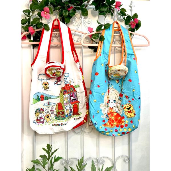 【水森亜土】エコバッグ(2種類)『オウチ/RD×IV』『ブランコ/LBL×BG』前と後ろが違うデザインのキュートな亜土ちゃんのエコバッグ♪エコバッグはポーチにすっぽり収納できる！ポーチになったらカバンに入れても邪魔にならない優れものサイズ：...