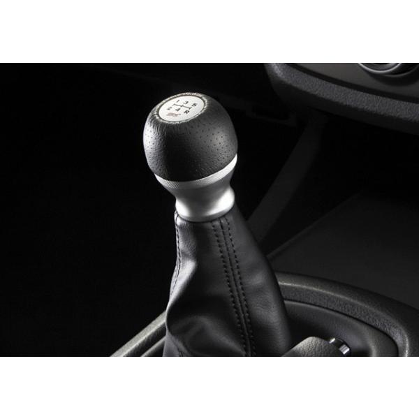 ■インプレッサ・ＧＪ/ＧＰ　ＳＴＩシフトノブ(5MT)新品です。【部品番号】ＳＧ１１７ＦＧ０１５(５ＭＴ)【適応】　ＧＪ/ＧＰ　(Ａ型〜Ｅ型）　※ ５ＭＴ車 ●滑りにくいディンプル加工の本革に、センシティブタッチなアルミ素材を組み合わせ、最...