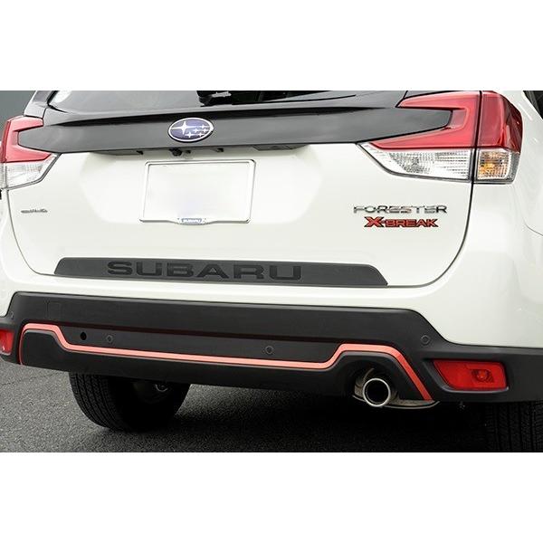 ■フォレスター・ＳＫ　リヤゲートプロテクター新品です。【適応】　ＳＫ　(Ａ型〜)　【部品番号】SAA3320100 ●フォレスターのタフで高い走破性を演出　車両と一体感あるデザインと立体的なＳＵＢＡＲＵ文字でリヤ外観のＳＵＶらしさを演出。　...