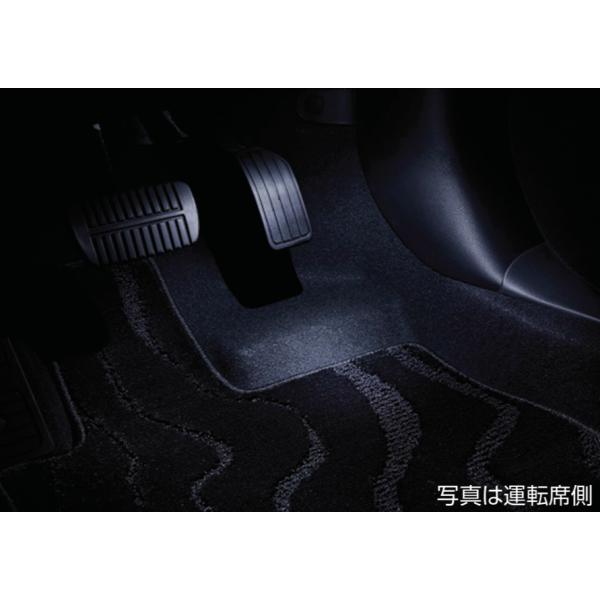 ■フォレスター・ＳＬ　フットランプキット新品です。【適応】　ＳＬ　(Ｂ型〜）　【部品番号】Ｈ７０１７ＦＮ０１０●前席・後席それぞれの足元を照らすアンビエントランプ。運転中は視界を妨げないよう、最適な明るさに自動で調整します。●発光部はフロン...