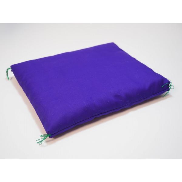 置物等の下に敷く綿入りの座布団です。当店オリジナルで１枚つづ制作しております。手作業のためと綿入れの入れ具合で若干サイズ（１ｃｍ程度）にばらつきが出る場合があります。完全な表記サイズをお求めの場合のご購入はお控えください。予めご了承の程何卒...