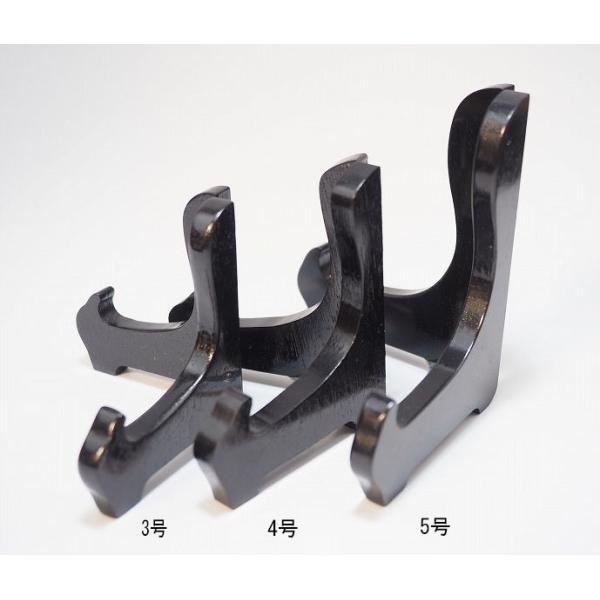 ・直径11〜15cm向けの丸皿、縦11〜15cm・横幅125cm以内の角皿や額縁等を縦置きに飾る事ができるスタンドです。 ※・脚の下側に付く蝶番がついており、不意に脚が閉じてしまうことがなく安定して飾ることができるように設計されています。 ...