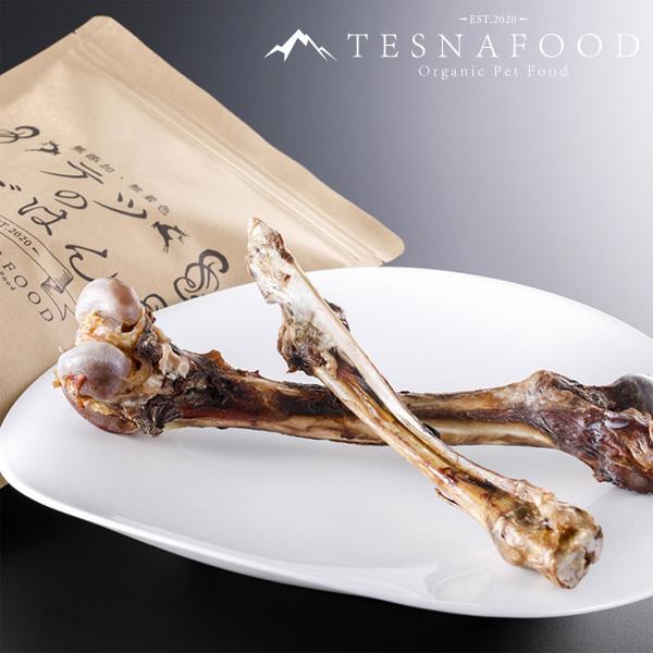 ◎テツのごはん「大骨」2本Mサイズ 約18cm〜約27cm鹿の大骨をそのまま乾燥させ、本来の香りや旨味を残しています。余計な味付けや加工はしていません。◎TESNAFOODは無着色・無添加にこだわる◎自然の恵みをそのままペットフードにオーガ...