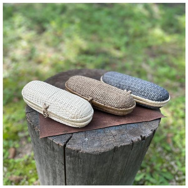 【柳で編んだメガネケース】・柳を水に浸けて柔らかくし、麻糸をくぐらせて力強く締めながら編む「行李編み」で編み上げています。これにより驚くほど強く、しなやかでありながら軽くて丈夫なメガネケースが生まれます。・天然素材ならではの温もりと、使い込...