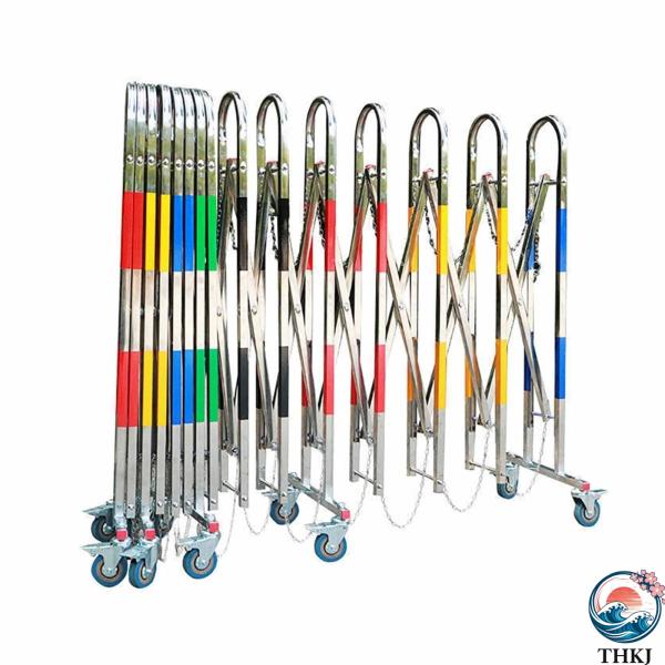 【耐久性のある素材】伸縮フェンスはステンレス製で、錆や腐食に強く、屋外環境でも長持ちします。頑丈な構造なので強風や衝撃にも安心です。 【伸縮式デザイン】保護フェンスのアコーディオンデザインにより、必要なときに素早く展開でき、使用しないときは...