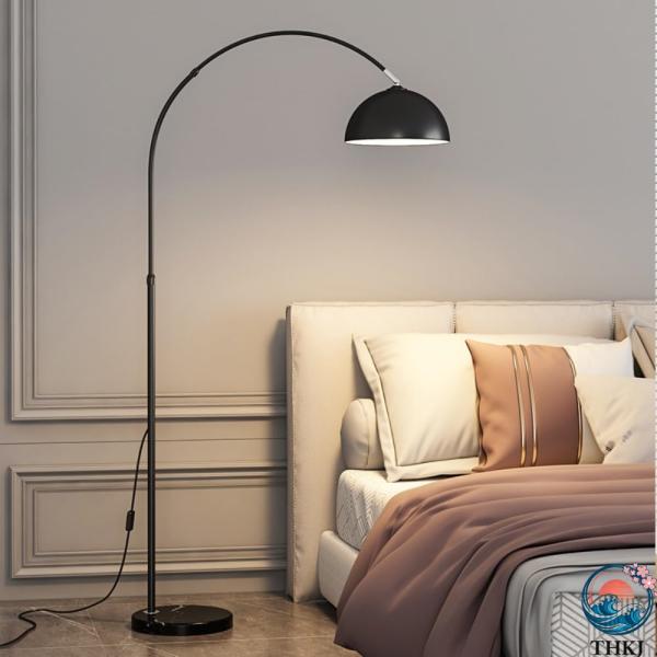 ? 【優れた安定性】：フロアランプは重心の維持が非常に安定しており、置いたときに転倒しにくく、日常使用に信頼性の高い保護を提供し、さまざまな環境で安心して使用できます。? 【ハイエンドデザイン】：優雅さとモダンさを完璧に融合させた優れた流線...