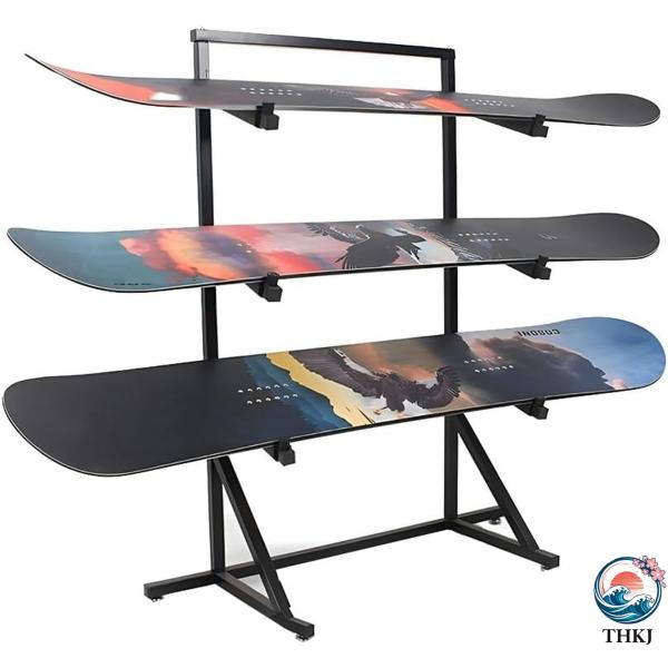 ? 素材：金属を使用し、表面には酸化皮膜と塗装層が施されているため、安定性と耐久性に優れています。ご家庭、ジム、スタジオ、商業施設など、あらゆる用途に最適です。? スタンディングスノーボードホルダー：この収納ラックは、乱雑なスノーボードを整...