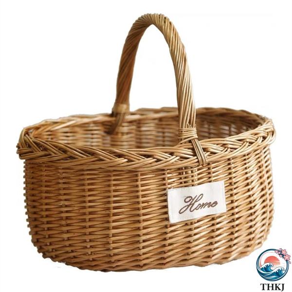 ? 【環境にやさしい素材】高品質の天然籐素材で、無毒で環境にやさしく、安全で長持ちします。? 【使いやすい】この籐のピクニックバスケットは軽量で耐久性があり、英国のカントリースタイルに満ちており、絶妙な職人技とレースのディテールがあり、非常...