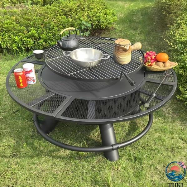 ? 3本の脚は左右対称に配置され、安定性に優れています。この金属製焚き火台は、丈夫なスチール製で長持ちします。? 屋外用焚き火台のグリルは、薪と炭が完全に燃えるように底に通気口があります。? ファイヤーボウルのグリルは360°回転させること...