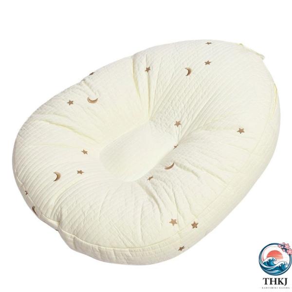 【授乳タイムをラクチンに】1日に何回もある授乳タイム。ずっと抱っこして飲ませていると、抱えているお母さんの腕も大変???。そこで便利なのが、この授乳クッション。 【リバーシブルデザイン】授乳クッションは、表面のミンキードットは熱加工で粒状に...