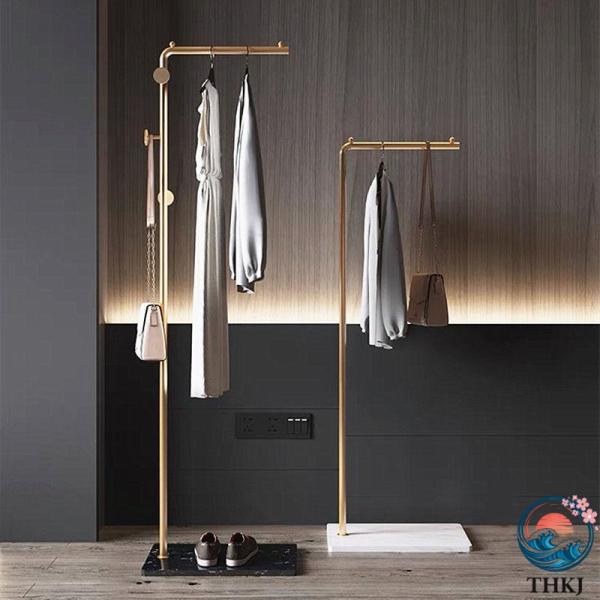 インテリに馴染むシンプルなハンガーラックの登場です♪選べる２サイズでショートサイズなら小さなお子様でも一人で使いやすいロングサイズならワンピースやコート向き他にないシンプルでスリムなデザイン◎玄関に置けば傘などの収納としても活躍します。どん...