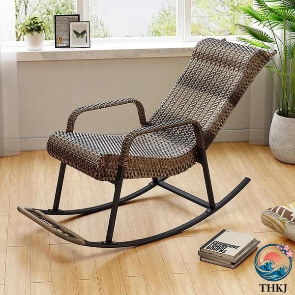 1.素材：PE籐織り2.サイズ：55 * 137 * 88cm、耐荷重200 kg3.この籐製のロッキングチェアは、体のカーブにフィットし、体への圧力を軽減し、適度な快適さをご提供します。4つの領域が腰を支え、背骨を保護するため、長時間座っ...