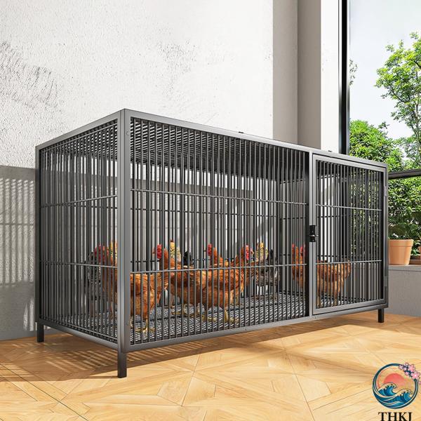 【便利な開口設計】鶏小屋 2 つの出入り口を設けており、日常の家禽の餌や水の供給が簡単で、朝晩の家禽の出し入れもスムーズです。 大きな天窓が設けられており、上方からの家禽の出し入れが容易で、下部の大きなドアを開けるときに家禽が逃げ出すのを防...