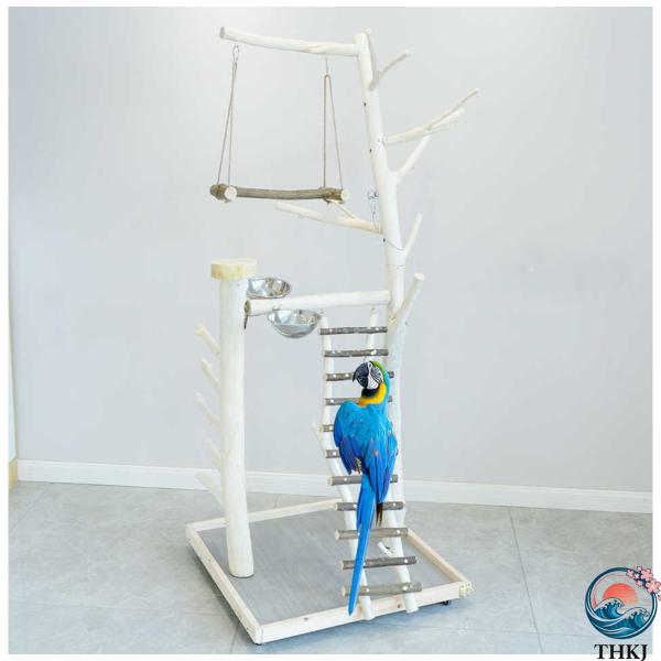 ? 大型オウムスタンド：製品サイズは150×60×60cmで、様々なサイズのオウムに適しています。例えば、大型コンゴウインコ、ヨウム、小型セキセイインコ、ラブバードなどです。? お手入れと移動が簡単：底部の木製シャーシは片側から開閉できるの...