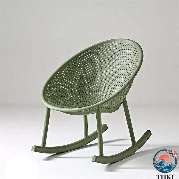 【広い背もたれ】:このロッキングチェアは、幅広の背もたれを備えたユニークなデザインで、ユーザーに究極の快適さを提供します。 幅広の背もたれデザインは背中全体をサポートするだけでなく、ユーザーに十分なサポートを提供し、長時間座ったり横になった...