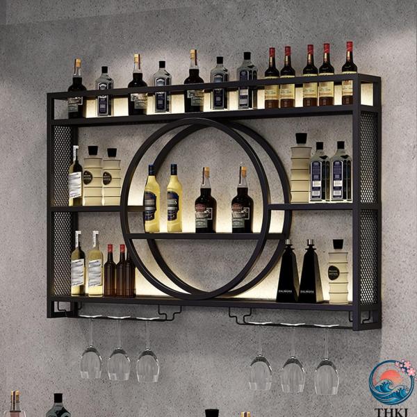 【壁掛けワインラック】壁掛けワイングラスホルダーは金属フレームで作られており、堅牢な耐荷重能力と安定した耐久性のある構造を誇ります。 高温焼成にも変形せず、錆びにくく、お手入れも簡単です。【ツーインワンデザイン】ワインボトルホルダーとワイン...