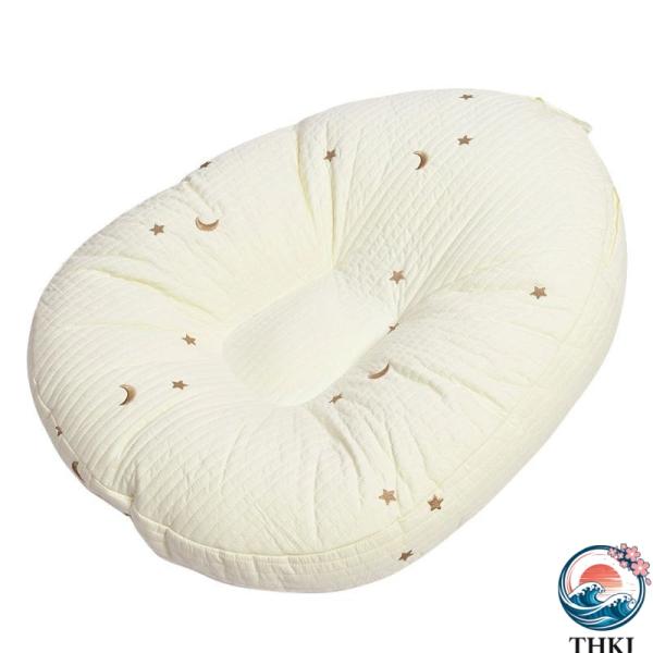 【授乳タイムをラクチンに】1日に何回もある授乳タイム。ずっと抱っこして飲ませていると、抱えているお母さんの腕も大変???。そこで便利なのが、この授乳クッション。 【リバーシブルデザイン】授乳クッションは、表面のミンキードットは熱加工で粒状に...