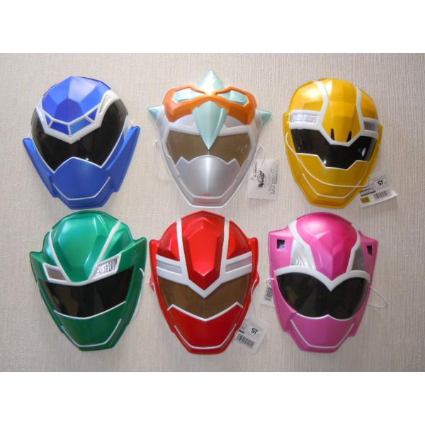 お祭りや縁日で販売されているキャラクターお面です。お子様の変身ごっこやヒーロー・ヒロイン遊びに大活躍！また飾りとしてお好きなキャラをお部屋に飾って楽しく彩ってみてはいかがでしょうか？