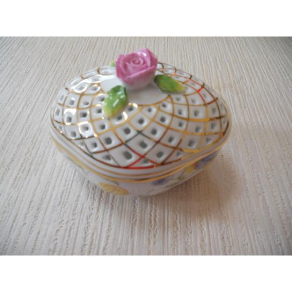 素敵な花柄がプリントされた小物雑貨です。お部屋に飾って楽しく彩ってみてはいかがでしょうか？