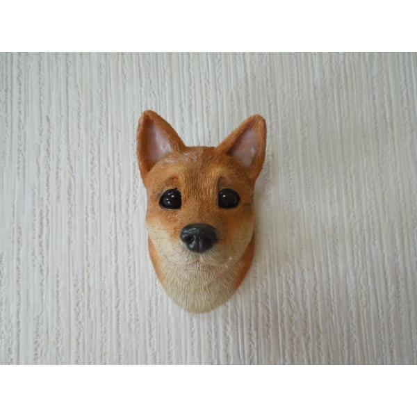リアルに作られた犬の顔のミニチュア像です。軽量樹脂製なので両面テープで壁等に貼れます。飾りとしてお好きなワンちゃんフェイスをお部屋に飾って楽しく彩ってみてはいかがでしょうか？