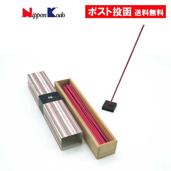 【商品名】かゆらぎ 桜(さくら) お香 香立付 40本入 日本香堂JAN：4902125384583お香サイズ：約140mm商品サイズ（1箱）:高さ160mm×幅30mm×奥行25mm箱含む重量:約45g燃焼時間:約25分主原料：タブ粉、香...