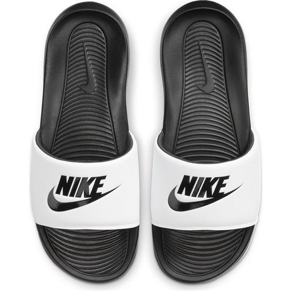 【メーカー】ナイキ（NIKE）【カテゴリー】マルチSP【分類】サンダル【商品説明】語り継がれる快適性をアップデート。ナイキ ビクトリー ワンは、ビーチやスポーツ観戦に適したクラシックなマストアイテム。 軽く快適で着用しやすいデザインを、柔ら...