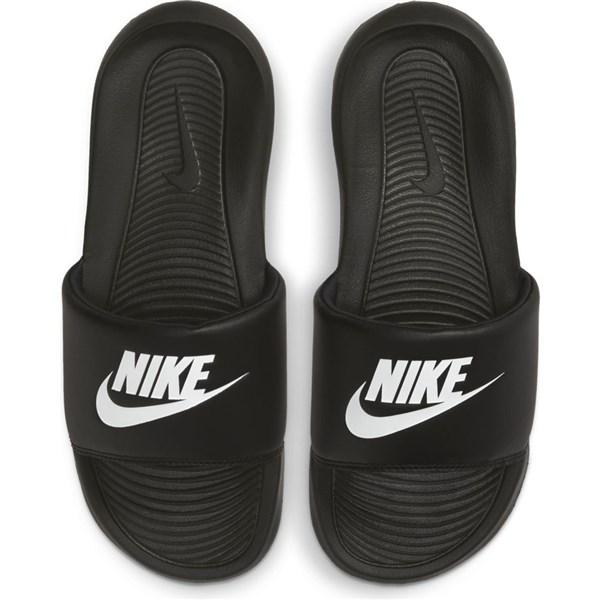 【メーカー】ナイキ（NIKE）【カテゴリー】マルチSP【分類】サンダル【商品説明】ナイキ ビクトリー ワンは、ビーチにも、ガーデニングにも、ソファに座って過ごすのにも適したクラシックなデザイン。軽量で履きやすい快適なデザインを追求し、これま...