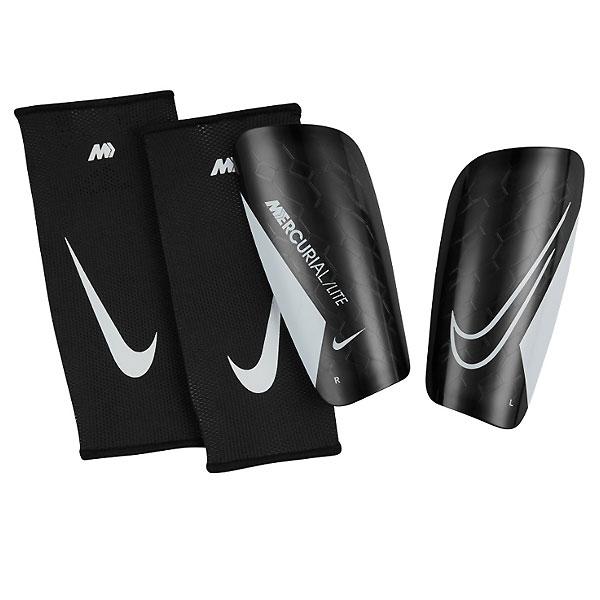 【メーカー】ナイキ（NIKE）【カテゴリー】サッカー【分類】シンガード【商品説明】軽量クッショニング。体にフィット。快適なクッショニングと耐久性に優れたシェルを装備。軽量のスリーブが、ガードを脚にしっかり固定。左右それぞれの脚の形状に合わせ...