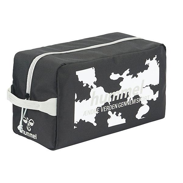 【メーカー】ヒュンメル（hummel）【カテゴリー】サッカー【分類】シューズケース【商品説明】抗菌・デオドラント素材を裏地へ採用した嫌な臭いを抑制するシューズケース。【カラー・仕様・サイズ】カラー：9010（ブラック×ホワイト）素材：合成繊...