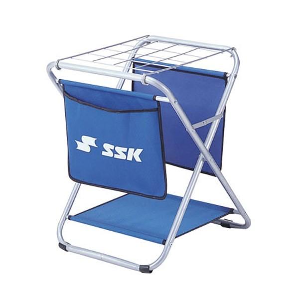 【メーカー】エスエスケイ【カテゴリー】グラウンド備品【分類】その他4【商品説明】【カラー・仕様・サイズ】サイズ：幅：47×奥行：56×高さ：L47cm、総重量：2.6kgカラー：素材：スチ?ル製、サイドポケットバック／ポリエステル生産国：台...