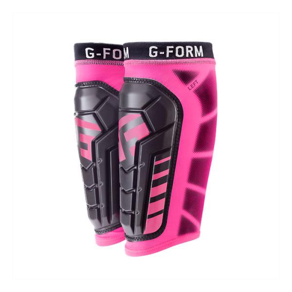 【メーカー】G-FORM（ジーフォーム）【カテゴリー】サッカー【分類】シンガード【商品説明】脛部分にフィットする衝撃吸収SmartFlexパッドは、軽量でプレー中にも柔軟性があり、衝撃が加わると硬化することで優れた保護を提供します。スリット...