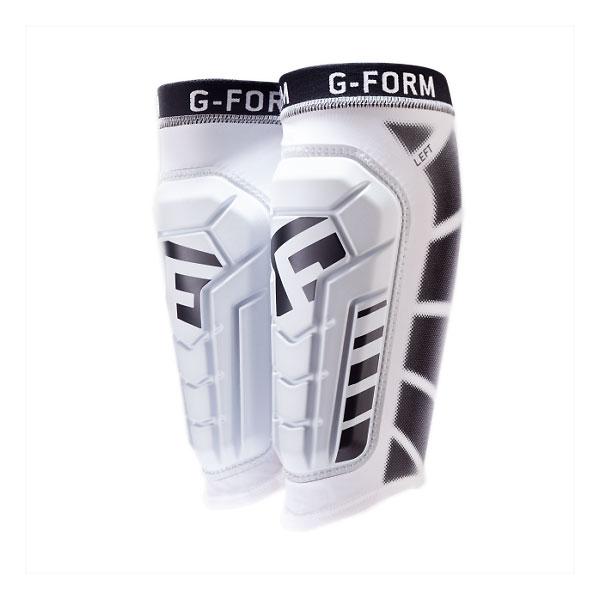 【メーカー】G-FORM（ジーフォーム）【カテゴリー】サッカー【分類】シンガード【商品説明】脛部分にフィットする衝撃吸収SmartFlexパッドは、軽量でプレー中にも柔軟性があり、衝撃が加わると硬化することで優れた保護を提供します。スリット...