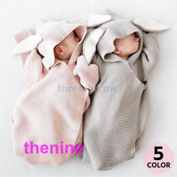 耳付きうさぎモチーフのデザインがとってもキュートなニットおくるみです。出産祝いなどにもオススメです♪【サイズについて】胸囲：68cm、着丈：48cm(フード含まない)、袖丈：28cm【素材について】アクリル、その他【カラーについて】生産ロッ...