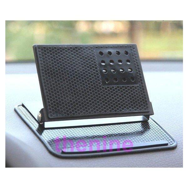 超強力滑り止め粘着マットに360度可変式メタルプレートが付いたぴたっとホルダースマートフォンやタブレット、携帯電話や鍵など、車内での置き場に困るグッズの管理に！ 【サイズについて】幅120mm×奥行100mm×高さ70mm（プレートを立てた...