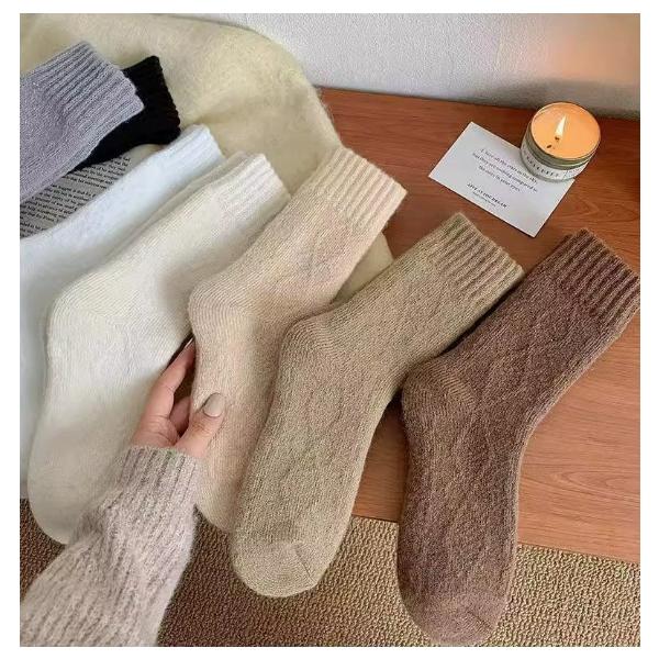 商品詳細：カラー：5色サイズ：/5足セットサイズ23-25cm商品説明サッと履いてぽかぽか暖か!足元あったかで体も暖まり 保温＆保湿 むくみ対策にもGOOD！冷えの原因となる汗を素早く吸収して、ぽかぽか快適。お家や旅先での防寒用にGOOD！...