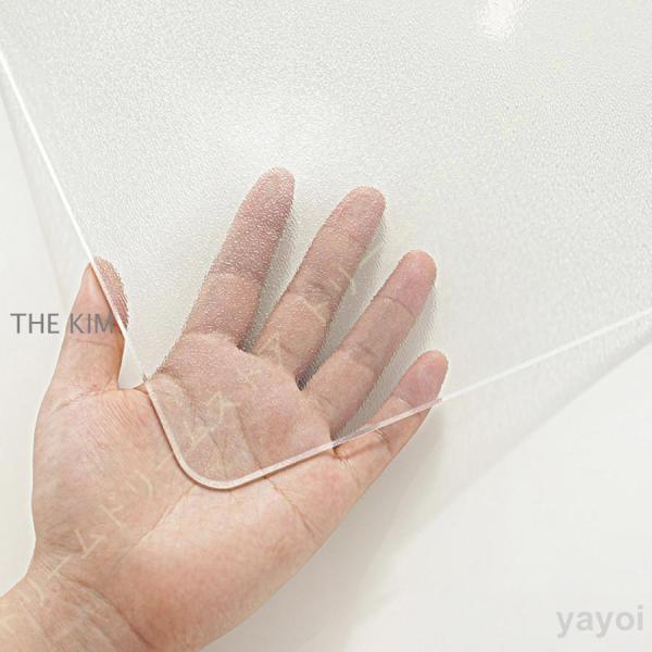 シンプルで上品のデザインで、良いなテーブルクロス PVC製はお部屋を優雅な雰囲気にしてくれます。材料：PVC厚さ：1.2mm耐久性：高い品質 PVCを使用し、柔らかい質感を持ち、耐久性、使用寿命が長い。お手入れが簡単：普段のお手入れは簡単な...