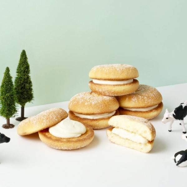 国産小麦粉を100％使い、短時間高温焼成でふんわり焼き上げたスポンジで、朝霧高原の牛乳を使ったクリームをサンドした『ふんわりパンケーキサンド』。ふんわりふわふわなパンケーキにあさぎり牛乳をたっぷり使った濃厚ミルククリームをサンド。 じっくり...