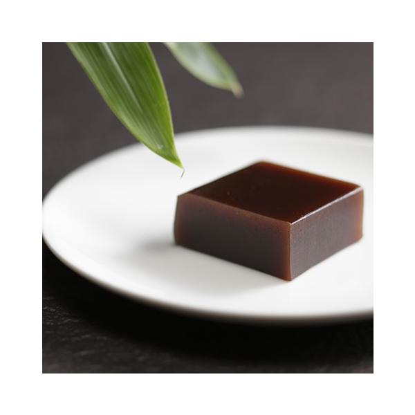 昭和52年の全国菓子大博覧会で名誉総裁 高松宮賞（最高位）を受賞した羊羹。シンプルながらも、こだわりの原材料を富士山湧水を加えながら直火にかけた銅釜で、丹念に練り上げた昔ながらの食感の良い本練り加工。小豆の豊かな風味と味わいが特徴です。