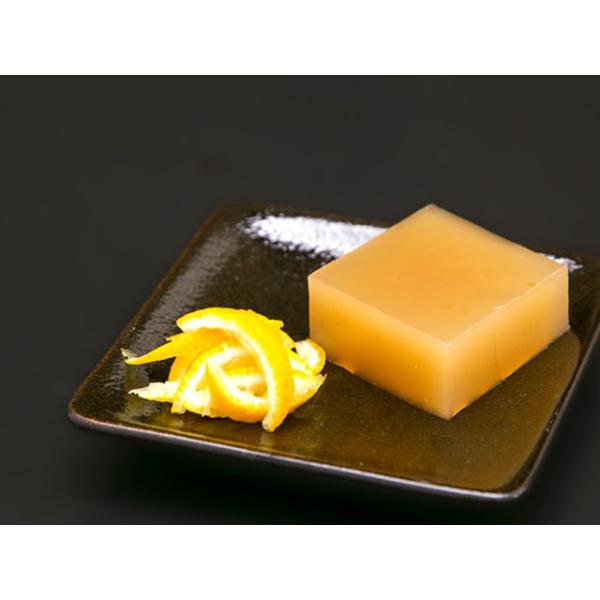 華やかなゆずの香り。濃厚な精進川羊羹とは対照的に白いんげん豆特有のあっさりとした餡と、柚子の香りが広がるさっぱりとした後味の爽やかな羊羹です。ゆずの皮は細かく刻み華やかな香りを引き出しています。